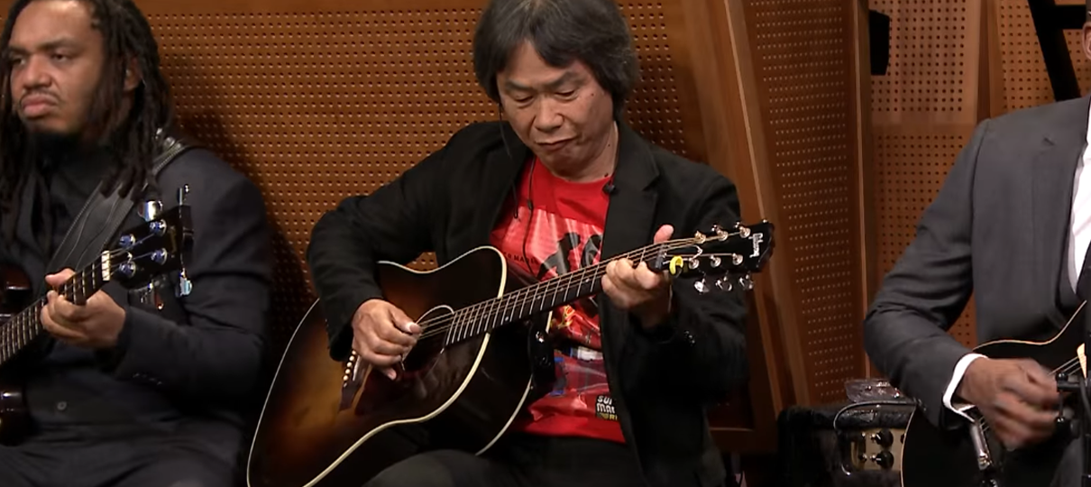 Shigeru Miyamoto mostra suas habilidades tocando o tema do Mario com o ...