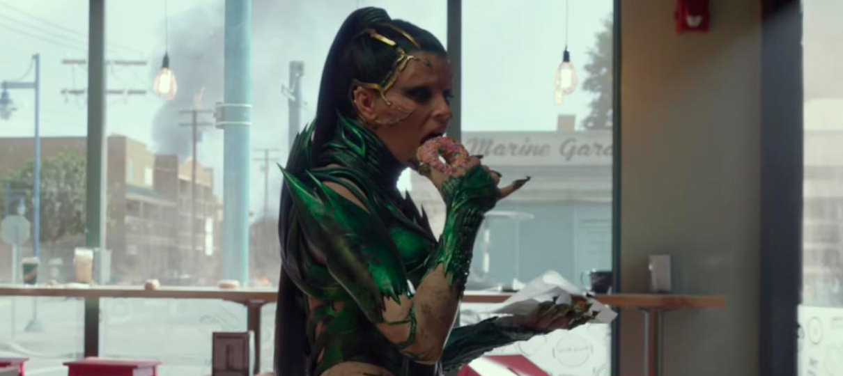 Power Rangers | Rita Repulsa é má até comendo uma rosquinha em novo ...