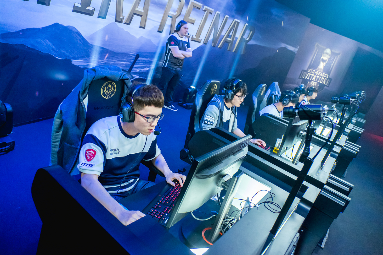 League of Legends | Flash Wolves vencem com facilidade e seguem para ...