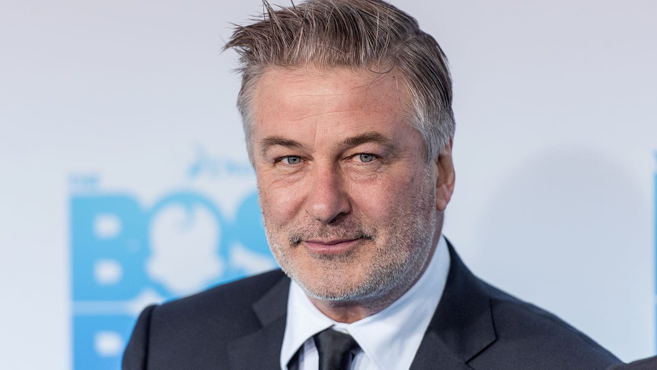 Alec Baldwin se afasta do Twitter após comentários sobre vítimas de ...