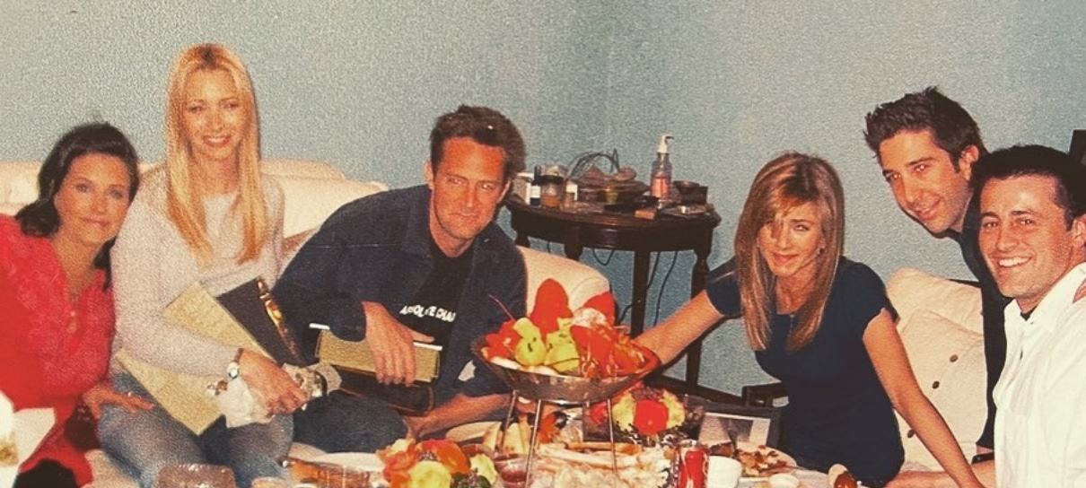 Friends | Courteney Cox compartilha foto da gravação de último episódio ...