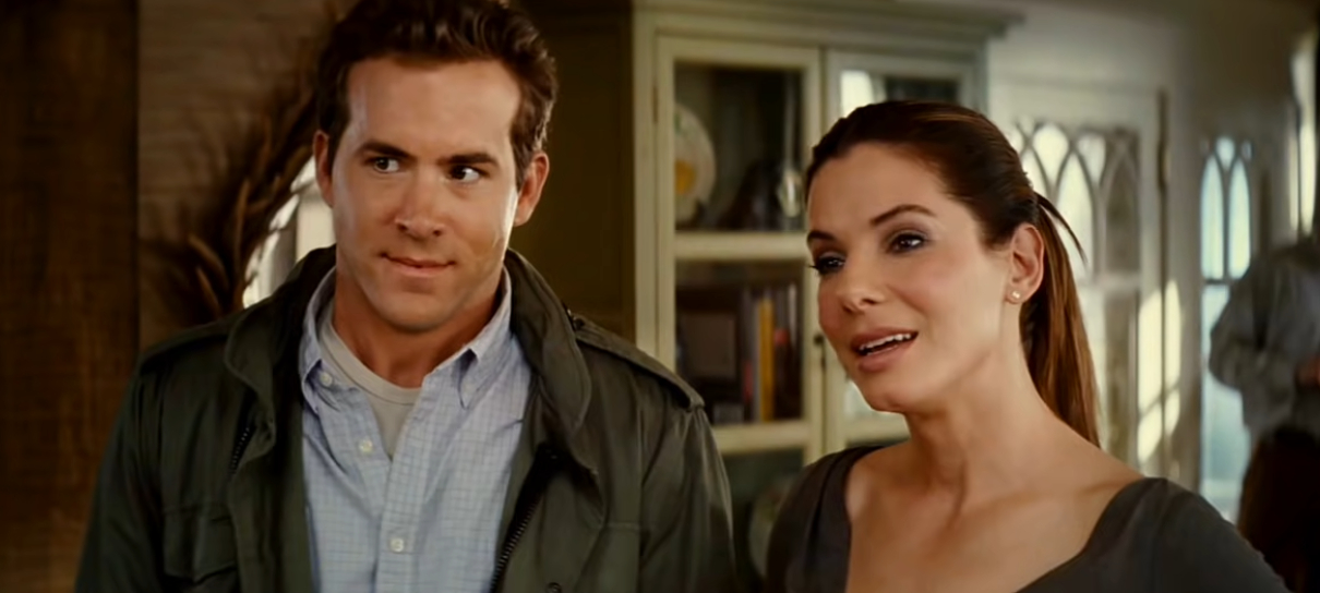 Ryan Reynolds parabeniza Sandra Bullock com cena embaraçosa de A ...