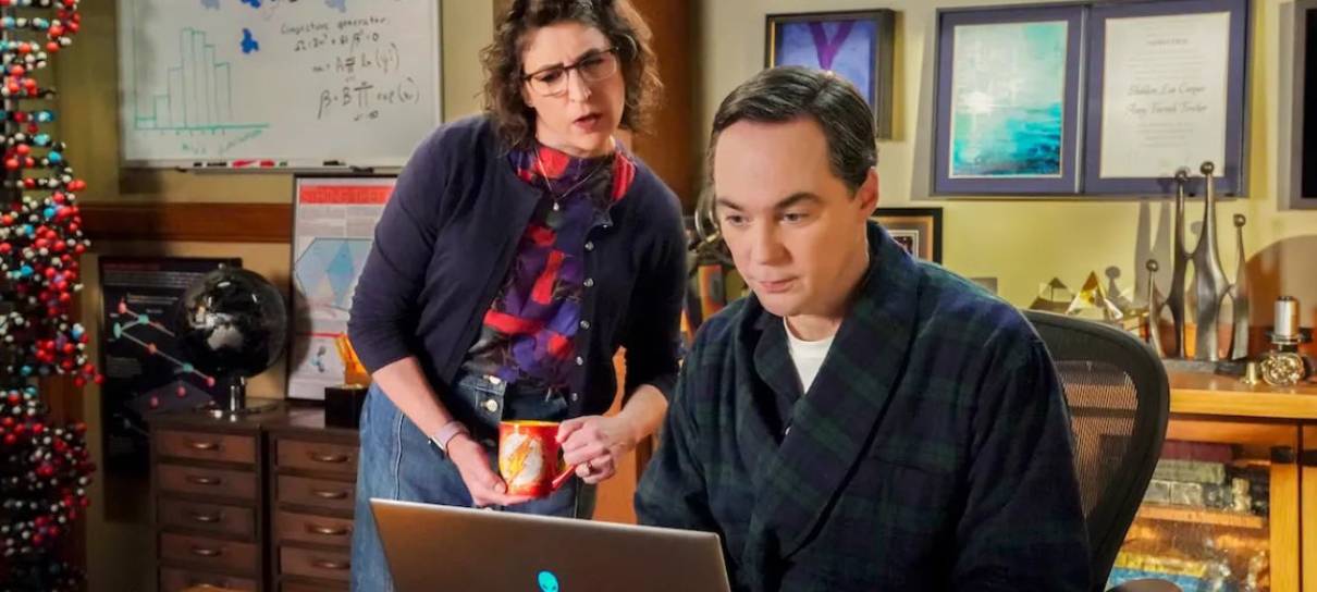 Sheldon e Amy adultos retornam em fotos do final de Young Sheldon ...