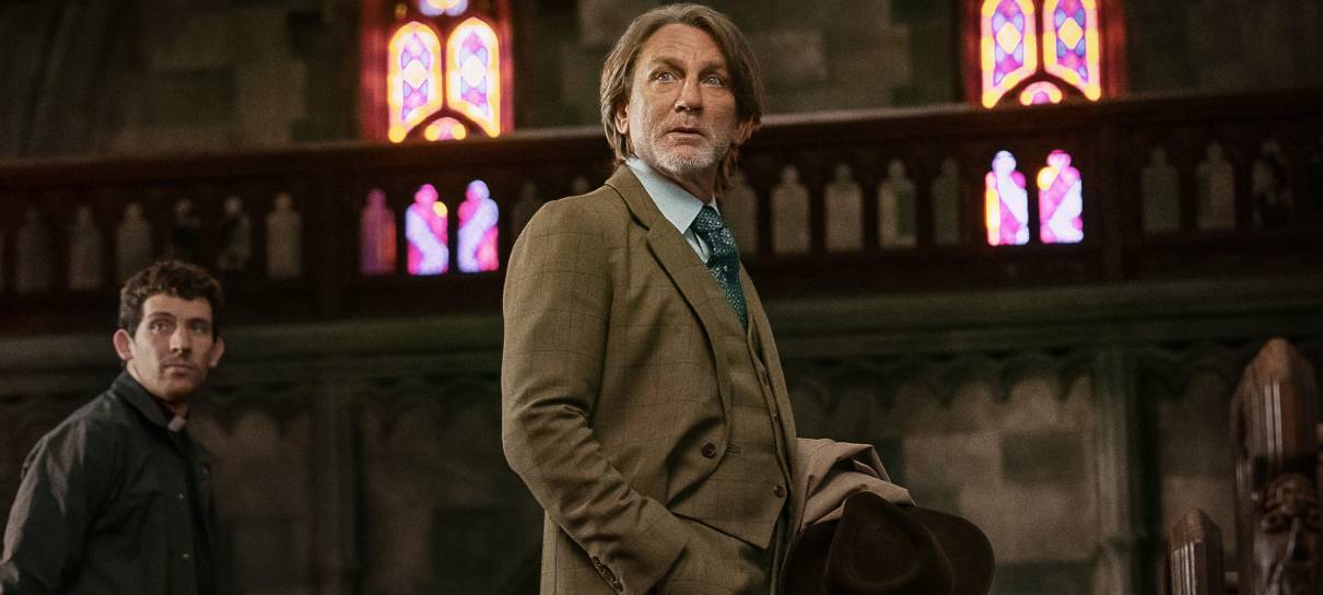 Daniel Craig aparece estiloso em foto do terceiro Entre Facas e ...