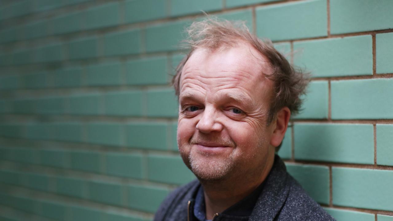 Toby Jones entra para o elenco da quarta temporada de Sherlock - Jovem Nerd